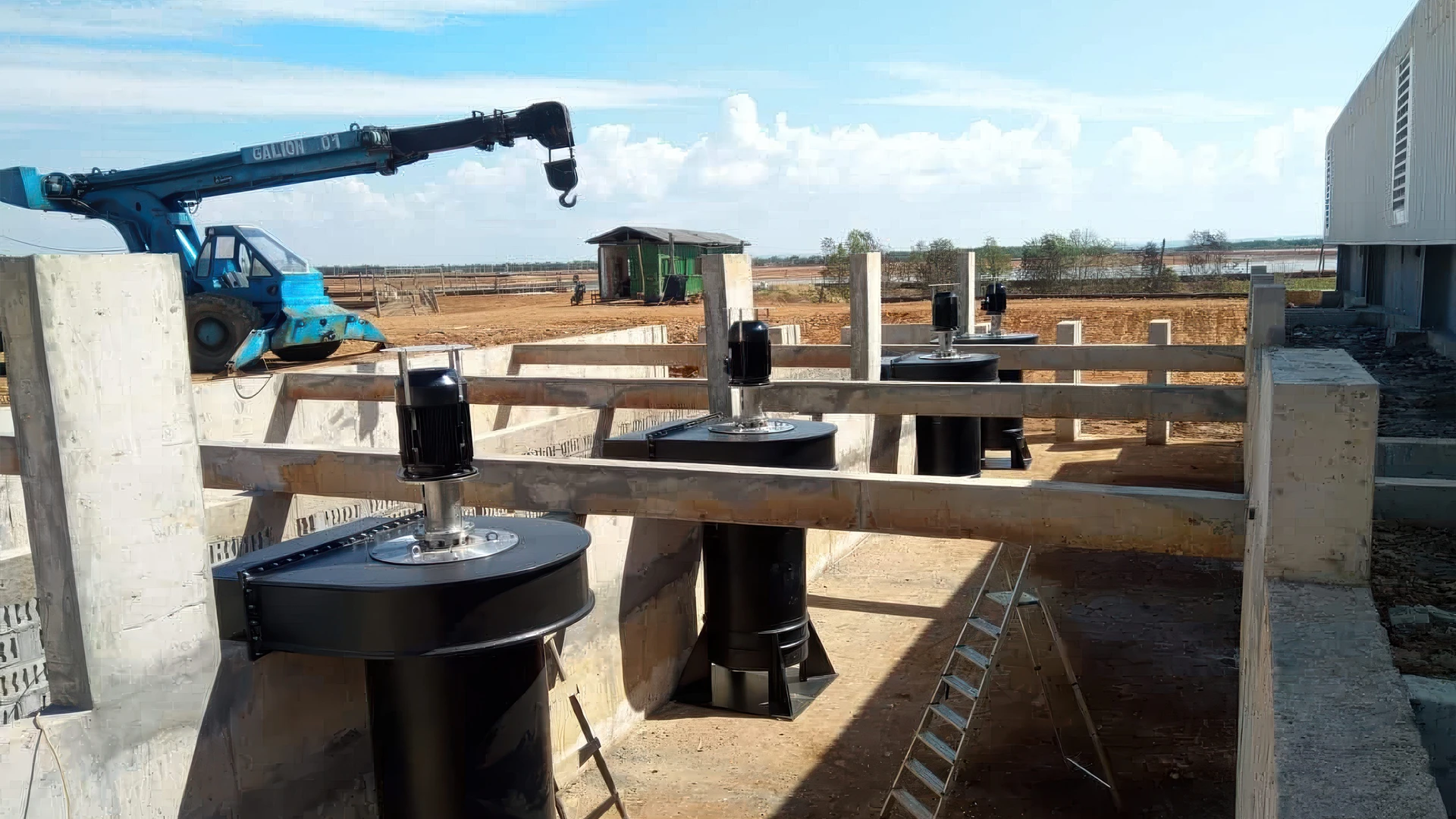 Aquaculture Pumps for RAS & High Flow Needs | Fish Farm Feeder